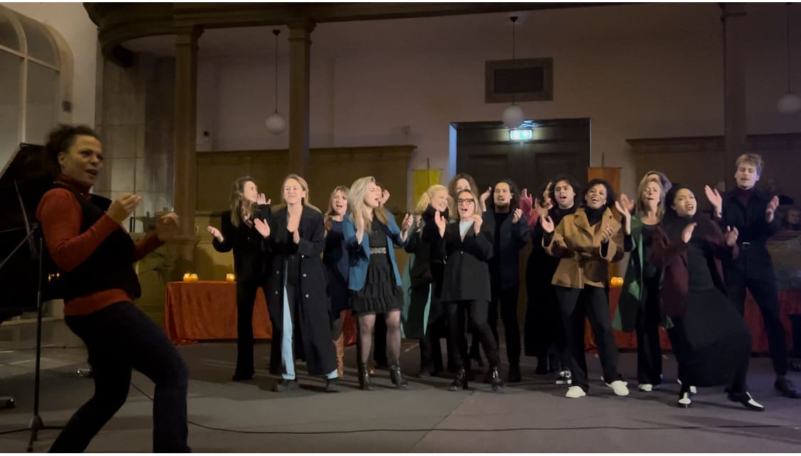 Go Go Gospelkoor – Caro Dest